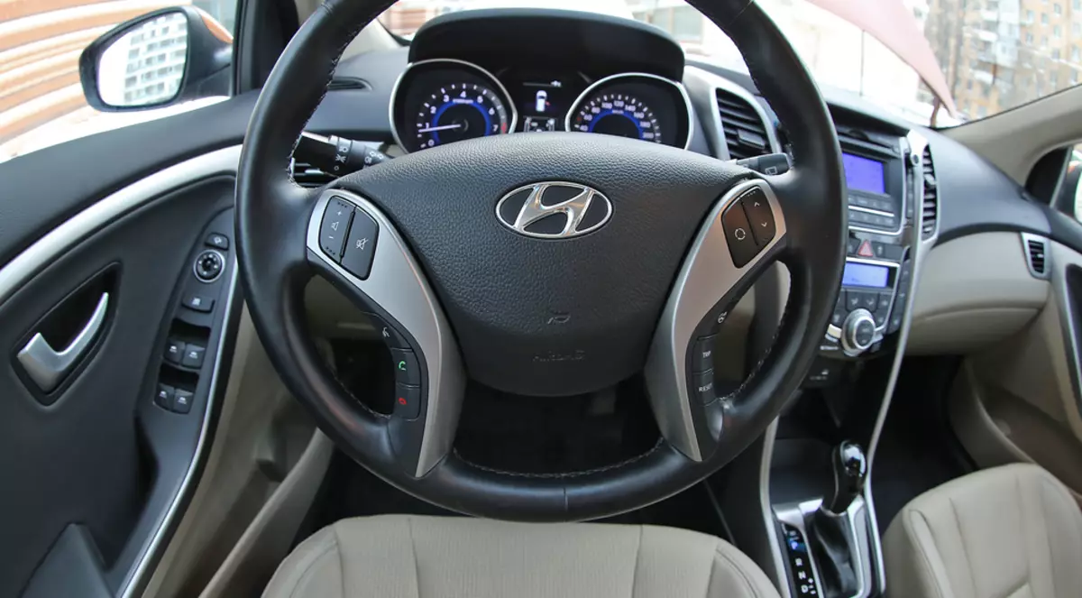 ສະຫມຸນໄພ HOCKEY: Hyundai i30 ທົດສອບຂັບລົດ 28718_25
