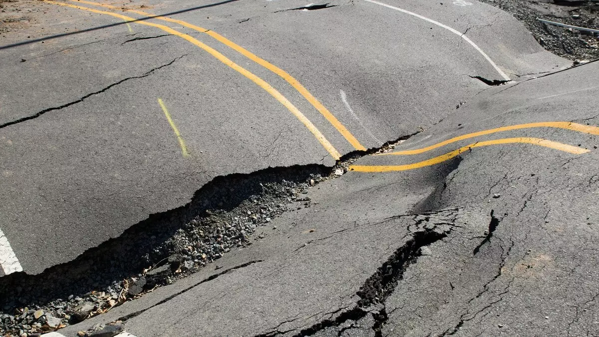 道路、道路違反の亀裂