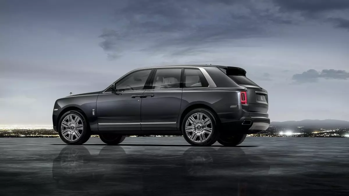 I-SUV Roll-Royce Cullinan izogibela uphethiloli we-92nd 28791_2