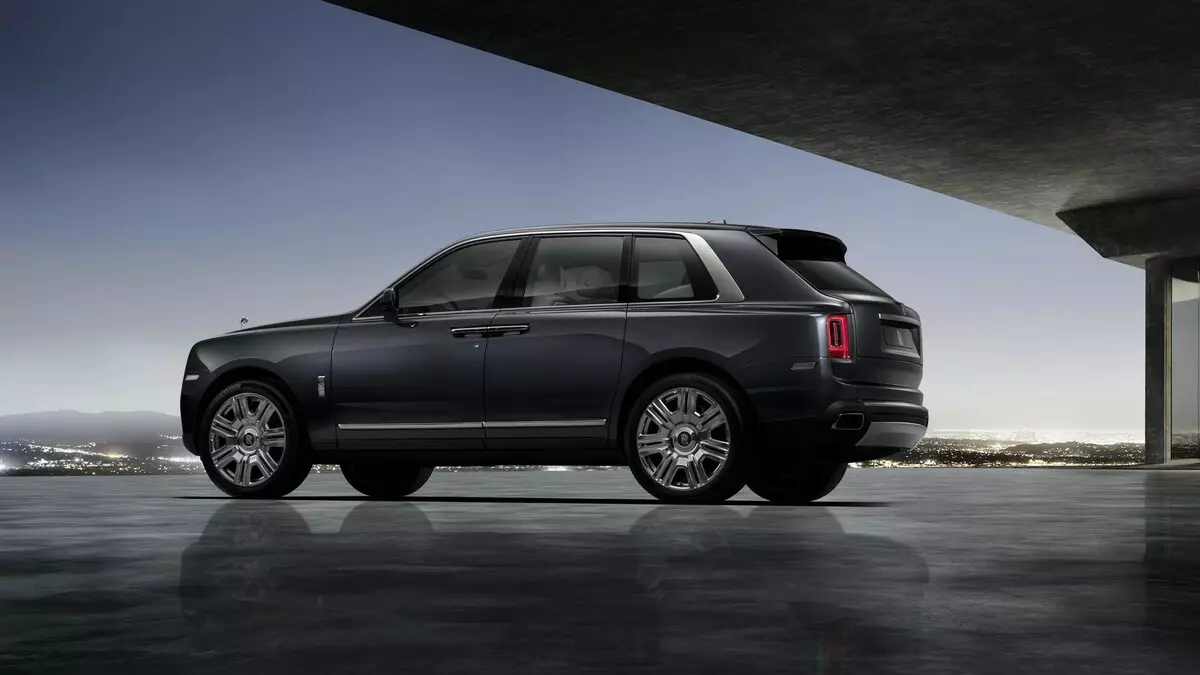 I-SUV Roll-Royce Cullinan izogibela uphethiloli we-92nd 28791_3