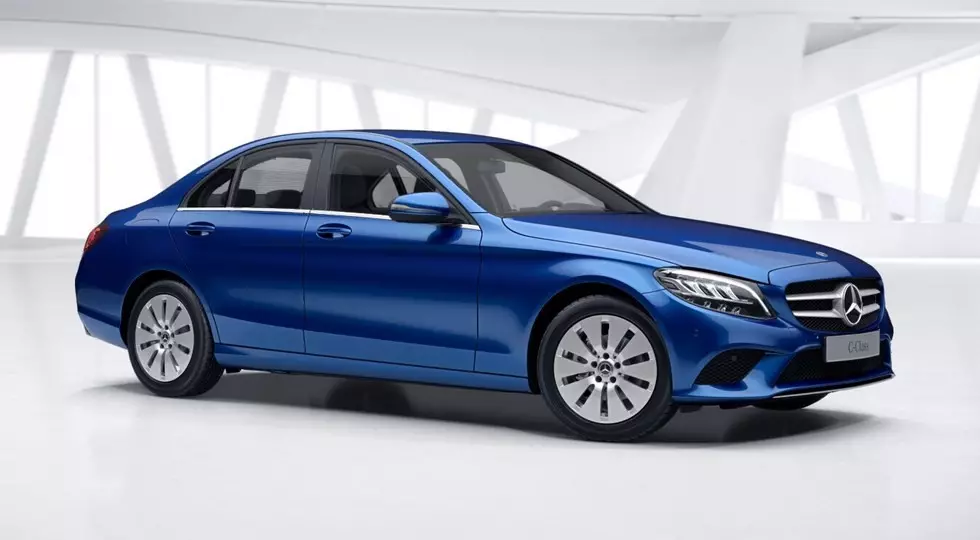 Actualitzat Mercedes-Benz C de classe C a Rússia: sense motors dièsel i vagó 28848_1