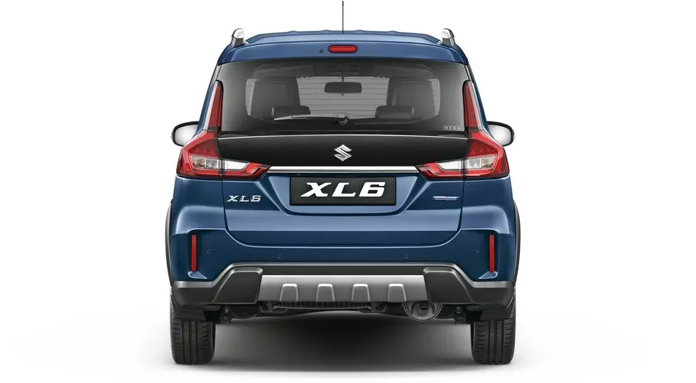 Šesť sedadlá Suzuki XL6 Crossover: Premium je lacnejšie ako milión rubľov 28924_3