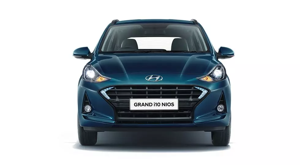 Uusi kompakti Hyundai 466 000 ruplaa: suurempi ja rikkaampi edeltäjä 28928_1