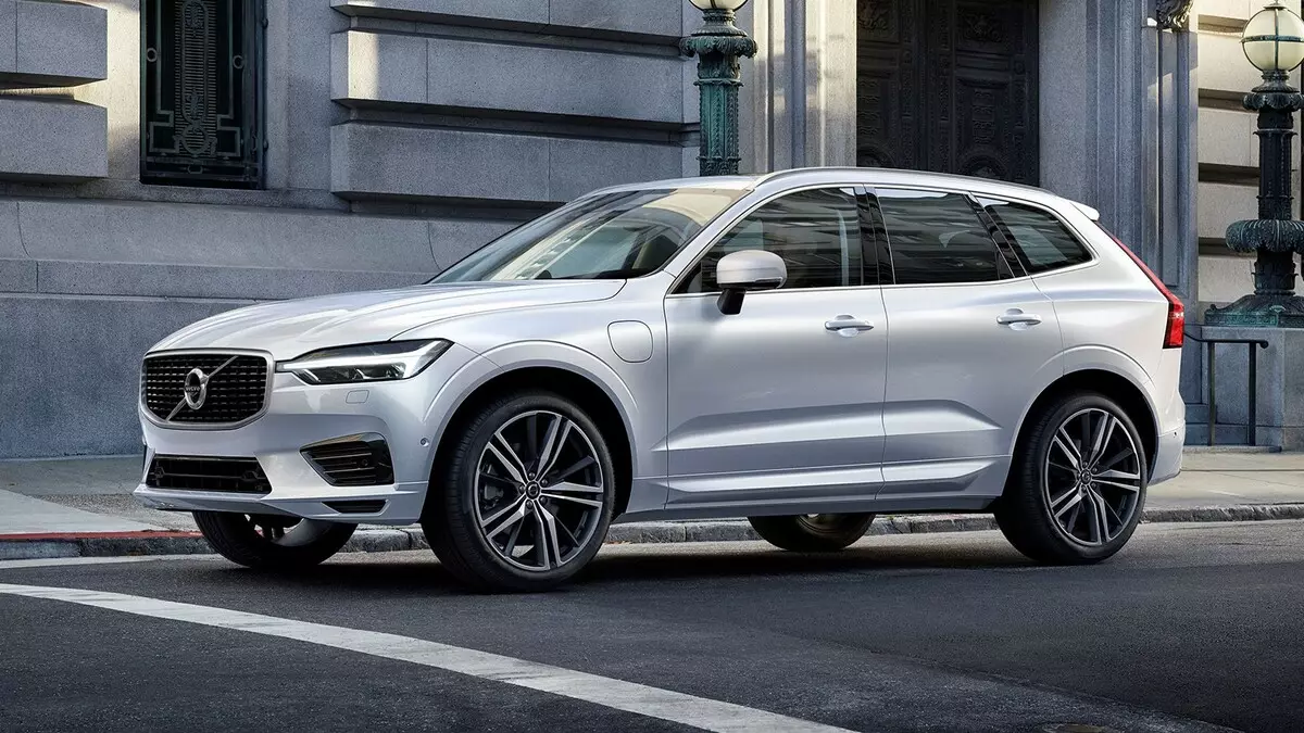 Dalam foto: Volvo XC60 T8 R-Design