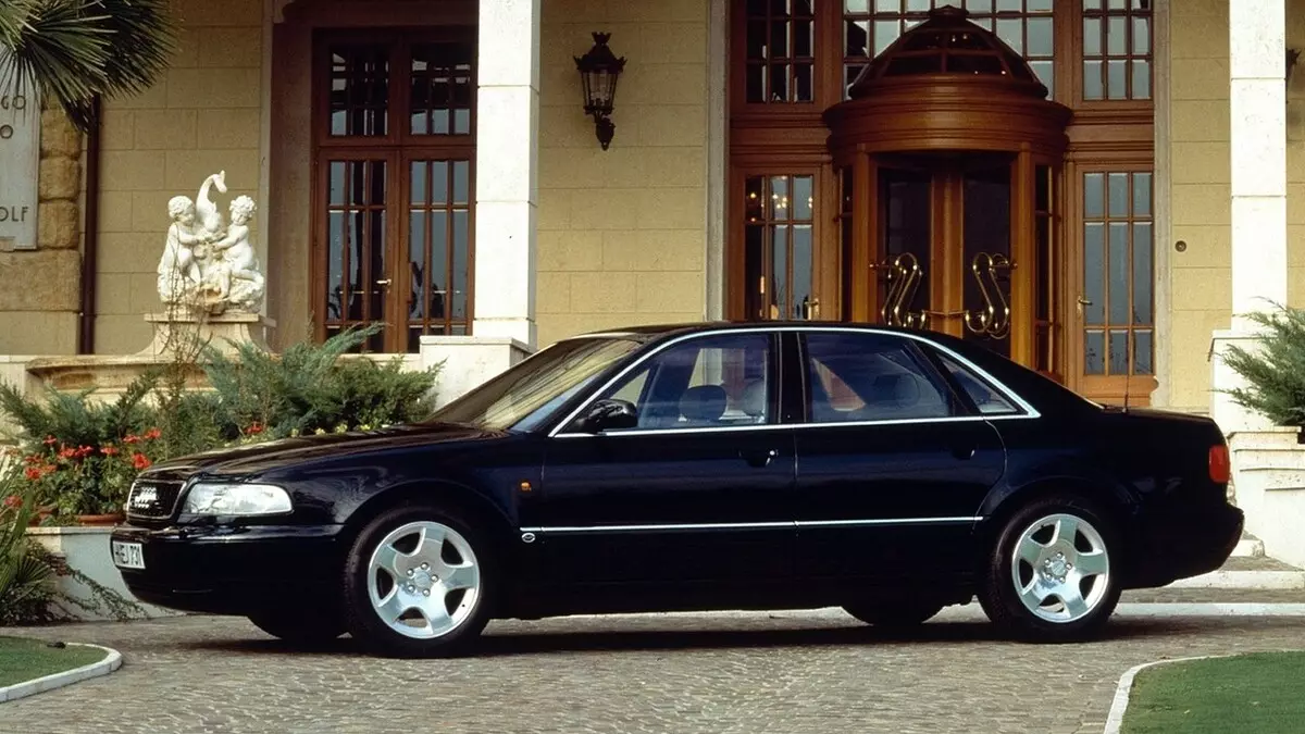 Op de foto: Audi A8 4.2 Quattro (D2) '1994-99