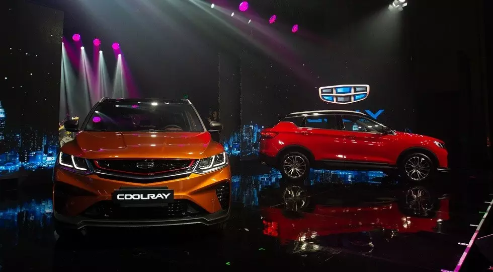 Cross Geely con el llenado de Volvo salió de China: esto es coolray, en línea - Rusia 29177_1