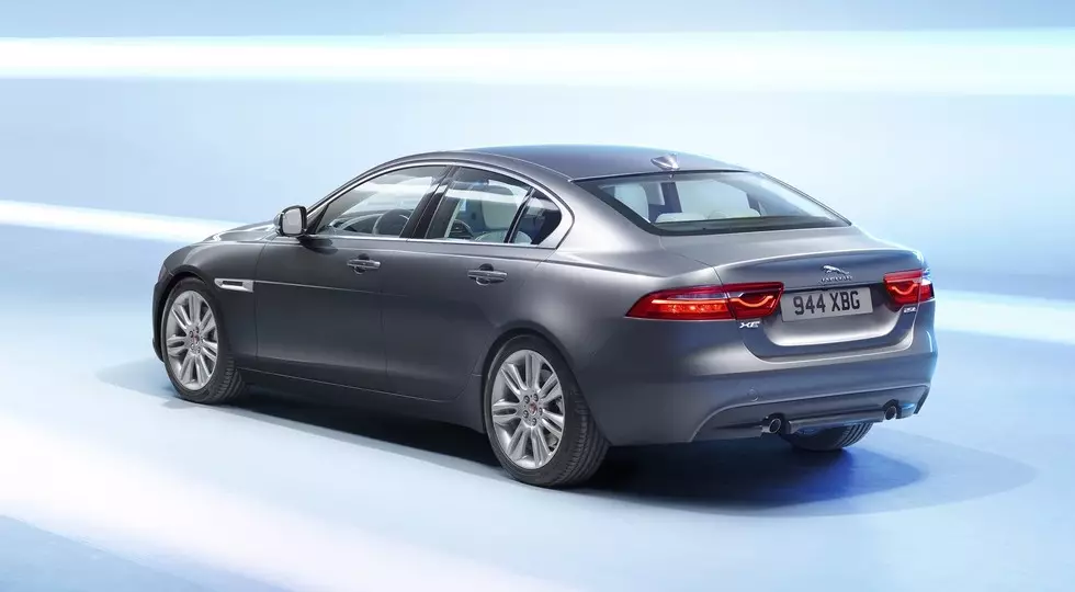 Jaguar- ը գաղտնազերծեց «Ձգված» սեդան xe- ն 29217_4