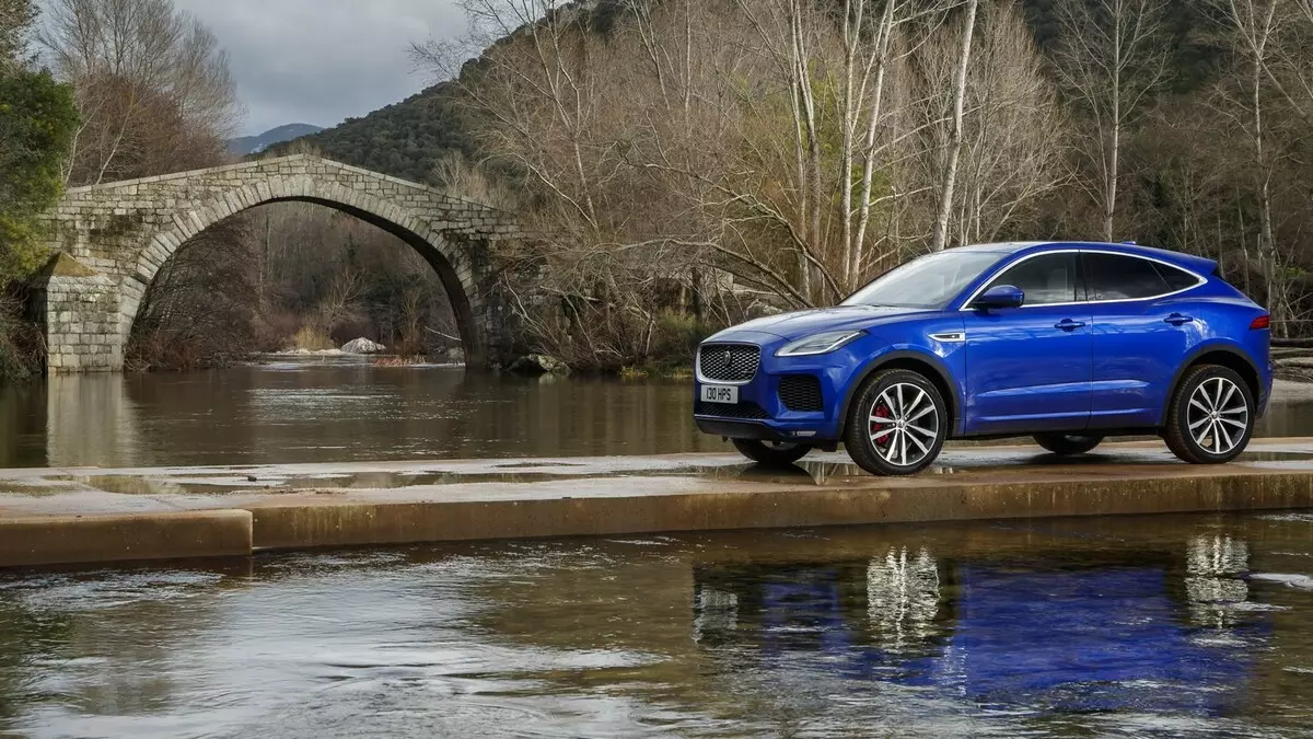 E no esporte, e em Brod: o primeiro test drive Jaguar E-Pace 29223_33