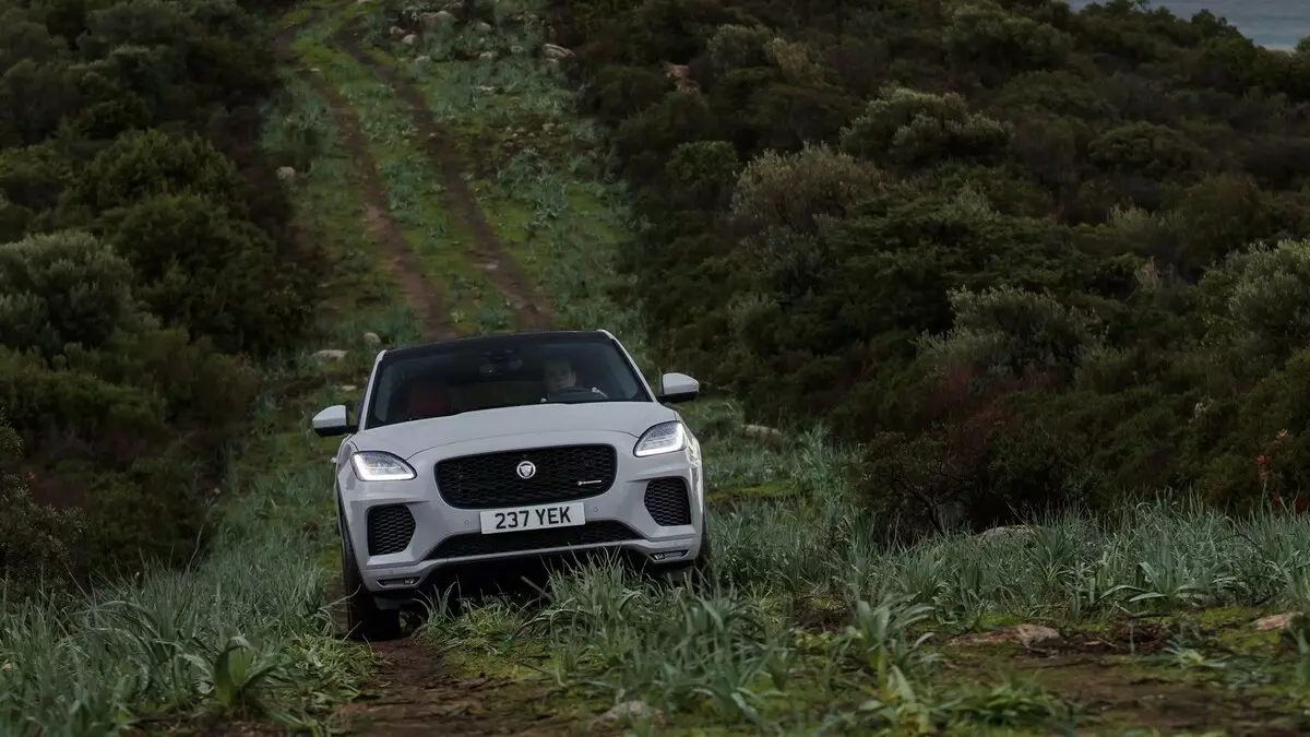 そしてスポーツで、そしてBRODで：最初のテストドライブJaguar E-PACE 29223_42