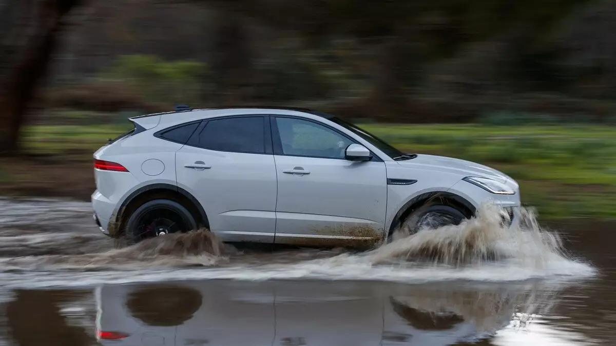 E no esporte, e em Brod: o primeiro test drive Jaguar E-Pace 29223_46