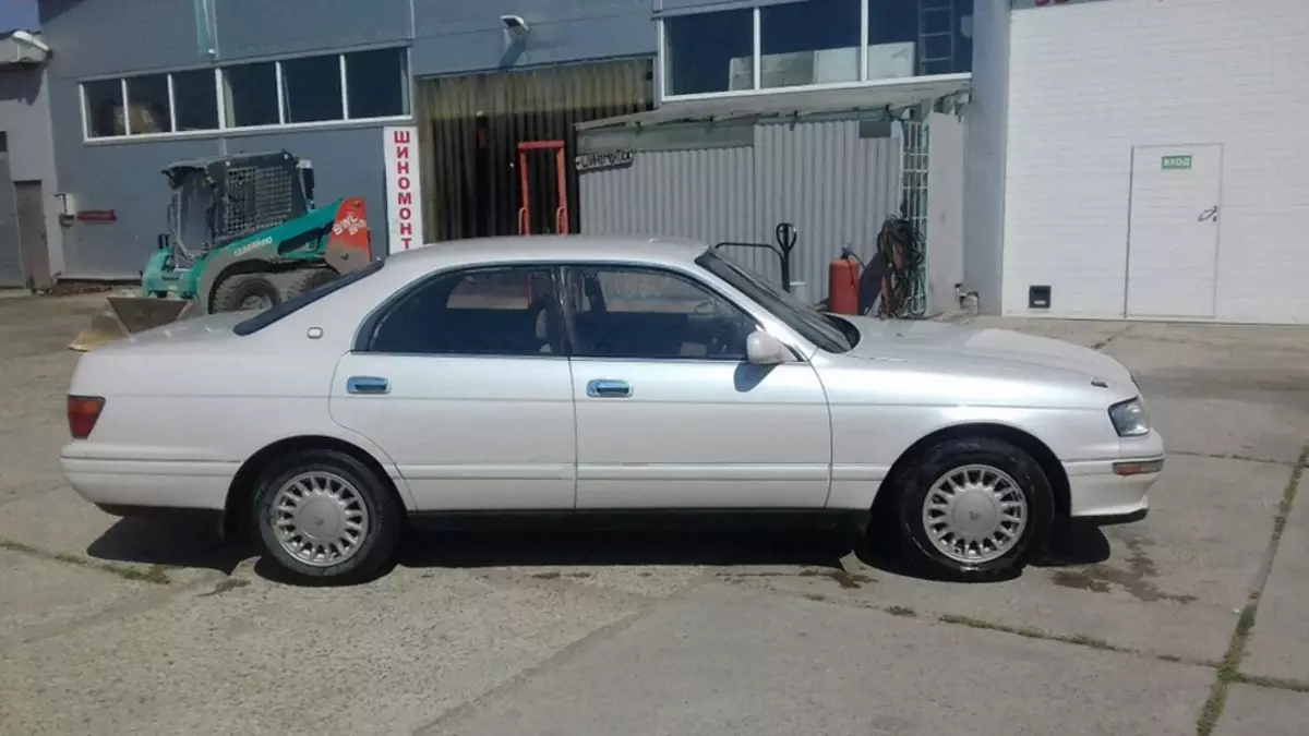 Последна рамка: Дали вреди да се купи Toyota Crown IX S140 за 300 илјади рубли? 29243_9