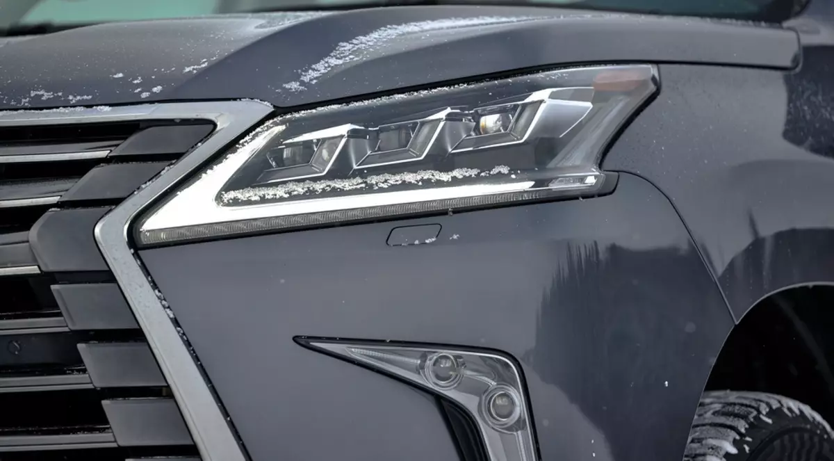 Isigamu sonyaka asidlulisiwe: I-Lexus Lx450d Test drive 29316_11