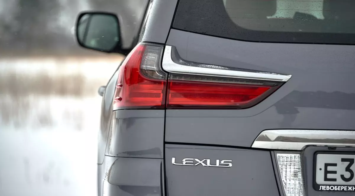 Half isang taon ay hindi lumipas: Lexus LX450D test drive 29316_17