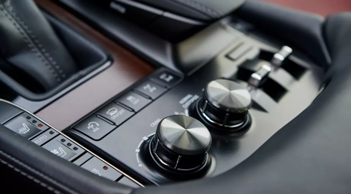 Pool aastat ei möödas: Lexus LX450D Test Drive 29316_45