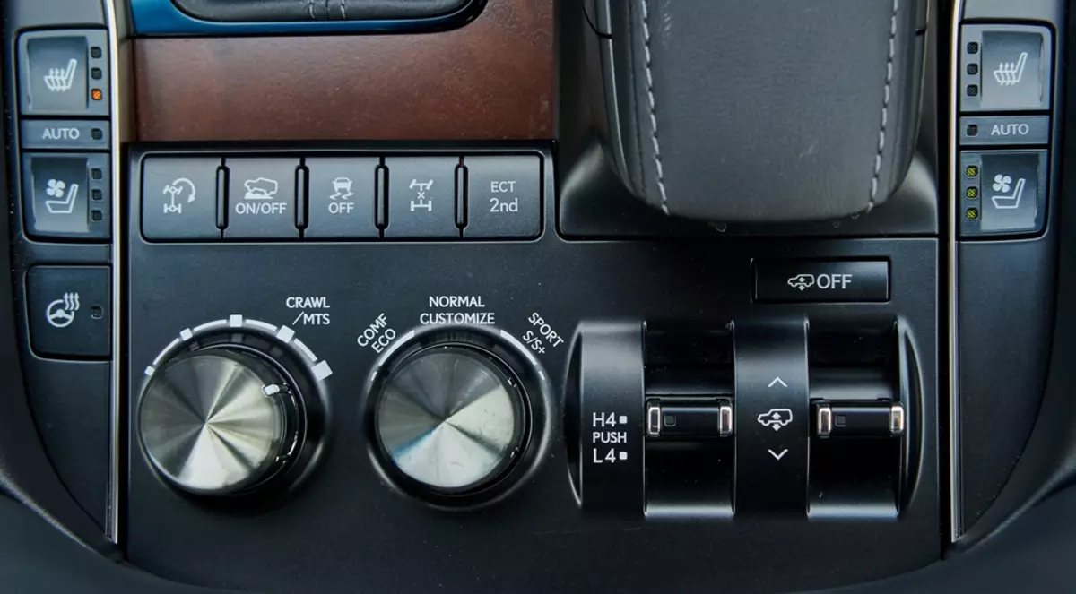 Et halvt år ikke bestått: Lexus LX450D Test Drive 29316_63
