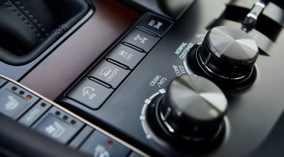 Pool aastat ei möödas: Lexus LX450D Test Drive 29316_76