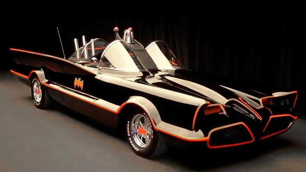 Шок и трепти: всички метаморфоза на киното Batmobile 29470_12