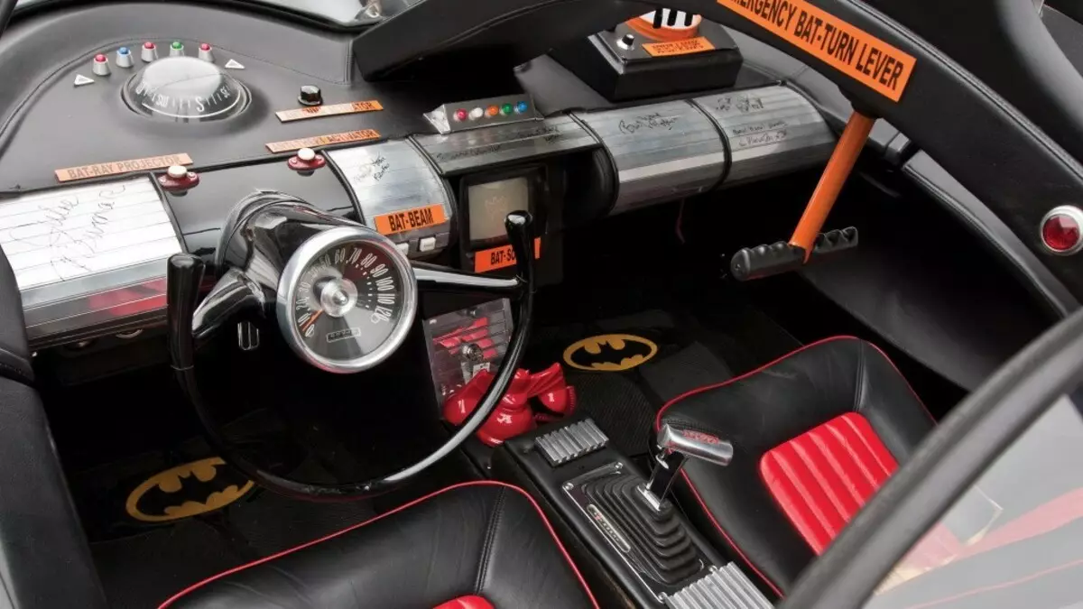 Шок и трепти: всички метаморфоза на киното Batmobile 29470_15