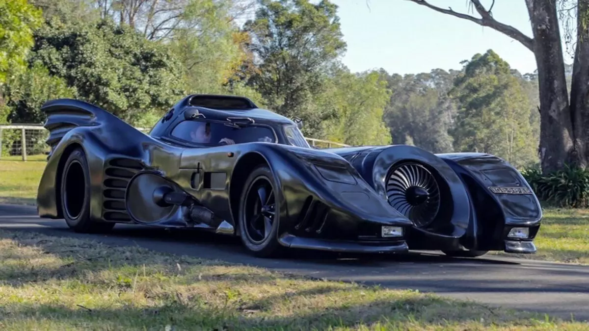 Шок и трепти: всички метаморфоза на киното Batmobile 29470_26