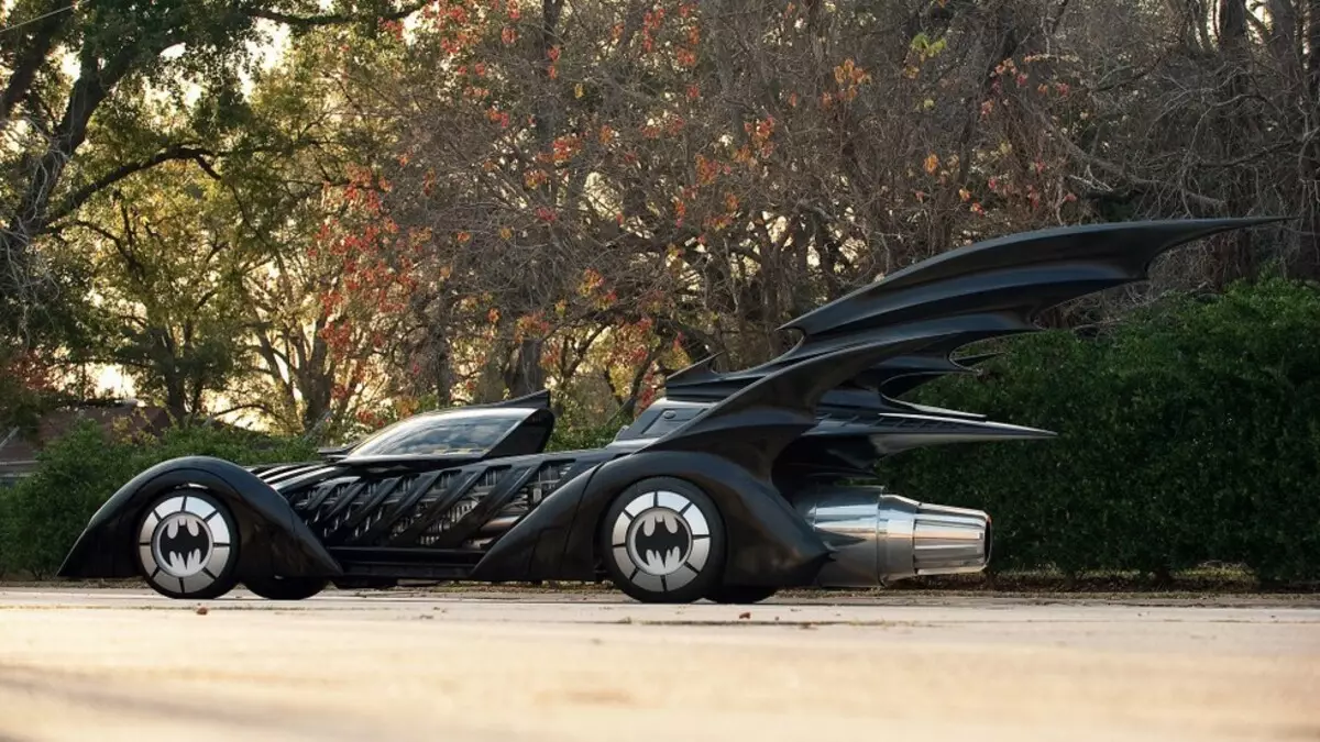 Шок и трепти: всички метаморфоза на киното Batmobile 29470_35