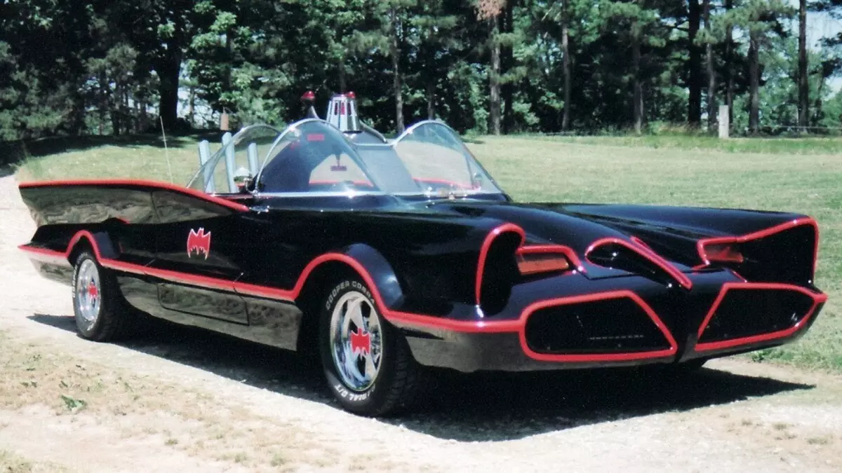 Шок и трепти: всички метаморфоза на киното Batmobile 29470_7