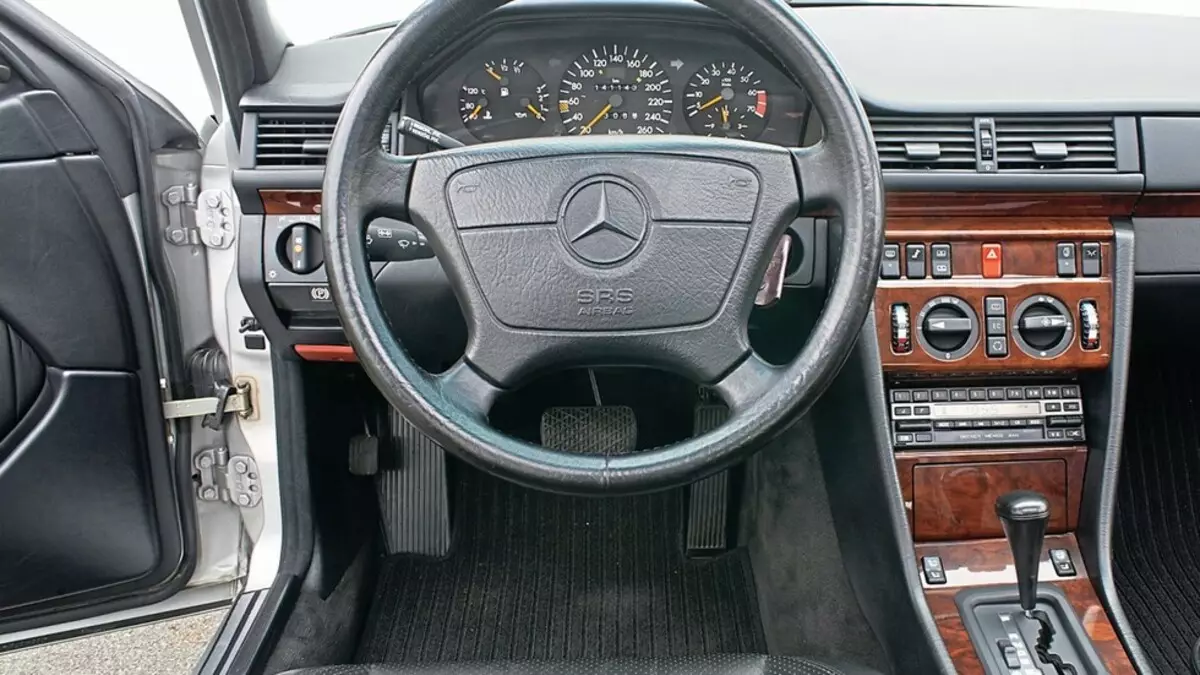 Mercedes-Benz_500_E_1