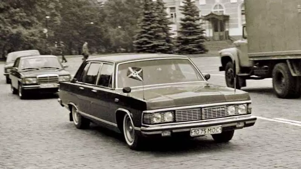 Kuongoza Motorcade: Seagull na bendera ya Burundi kwenye barabara za Moscow. Nyuma ya Shee - Mercedes W123 na Gaz-3102.