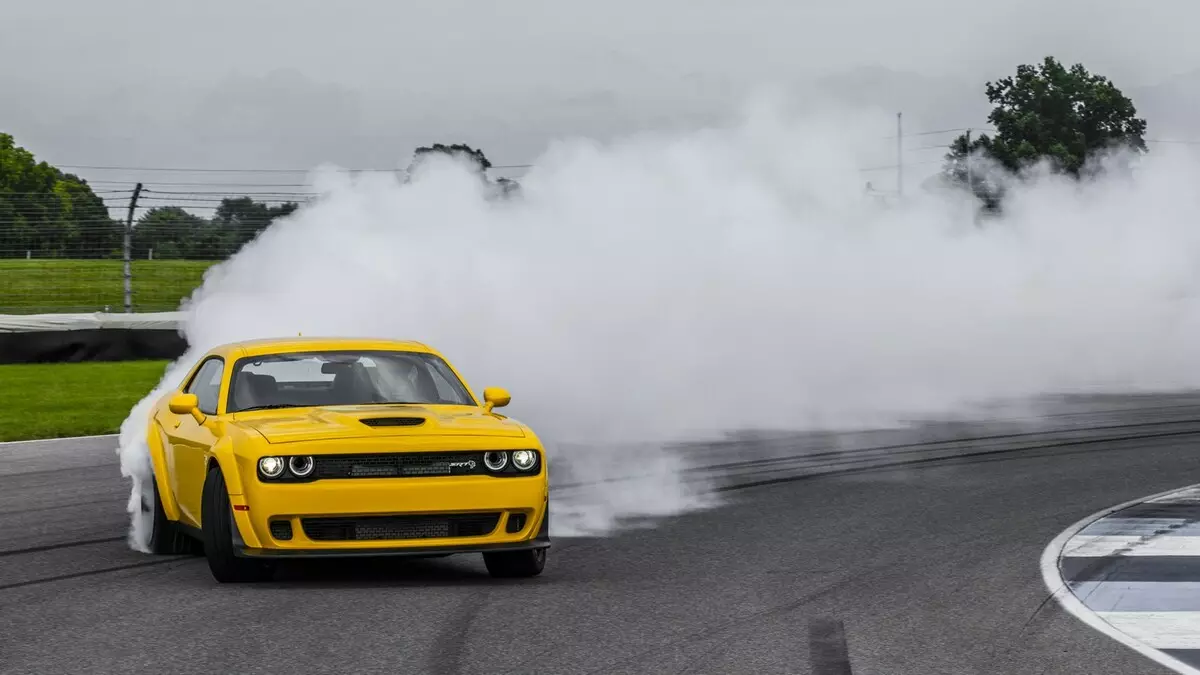 Dodge អ្នកប្រកួតប្រជែង SRT Hellcat ធំដូរ