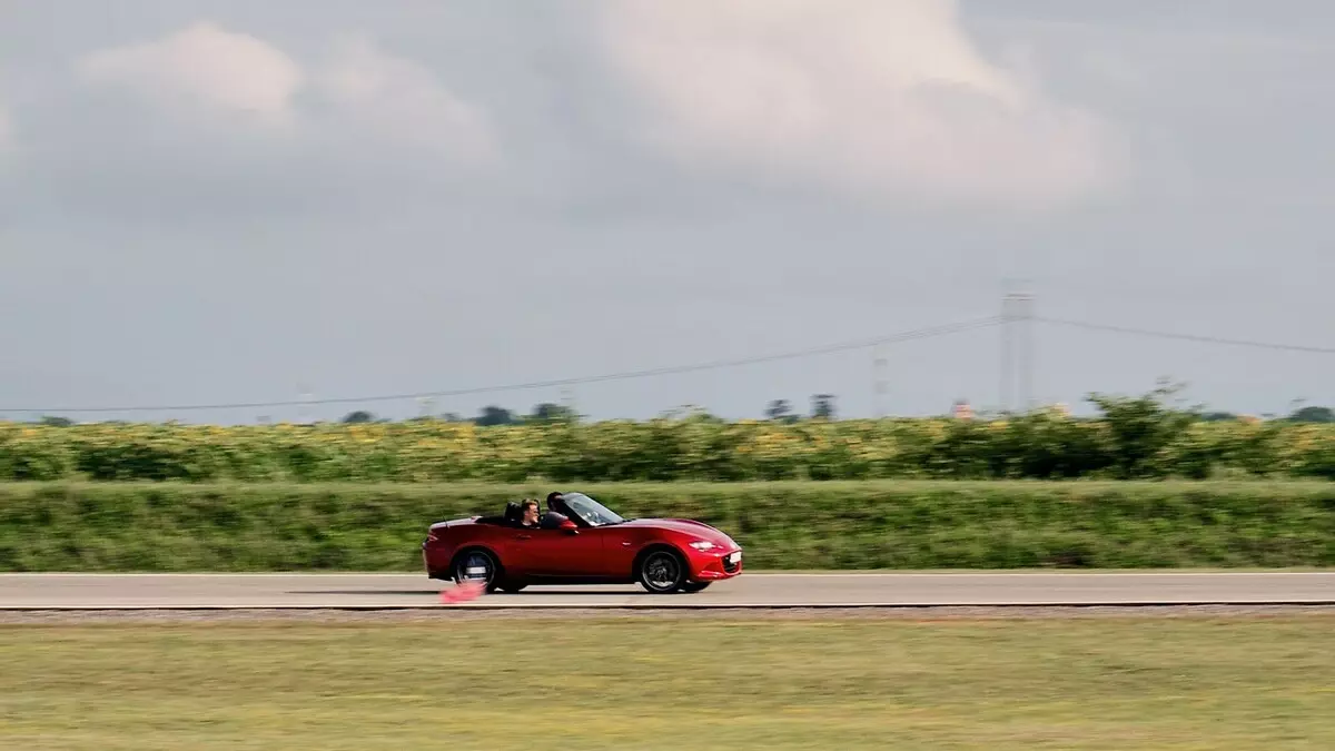 تابستان چگونه: تست افراطی Mazda MX-5 در Autodrome Novak 29687_45