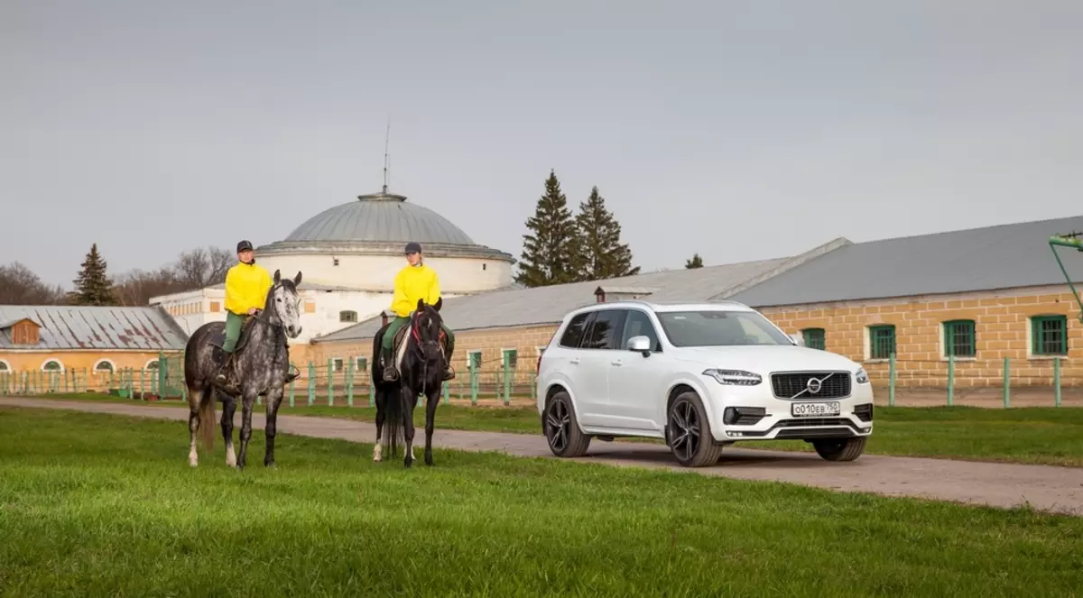Не размислете за недоследно: тест возење Volvo XC90 на бензин и дизел 29714_43