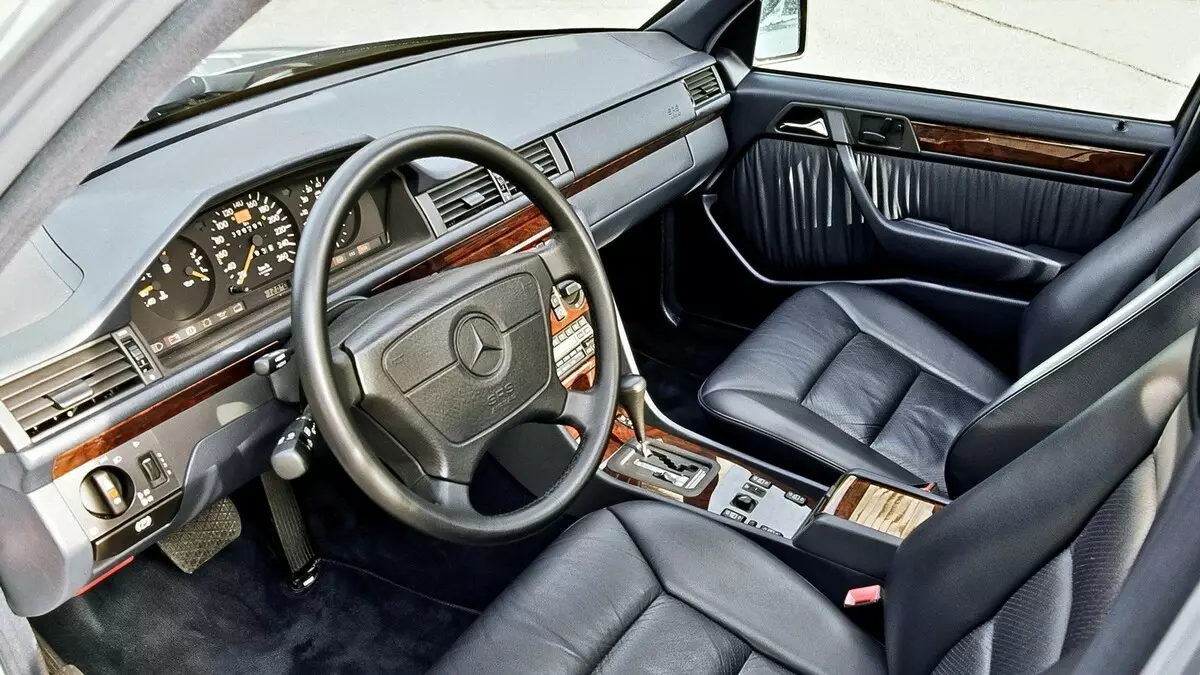 În fotografie: interior MERCEDES-BENZ E420 (W124) '1993-1995