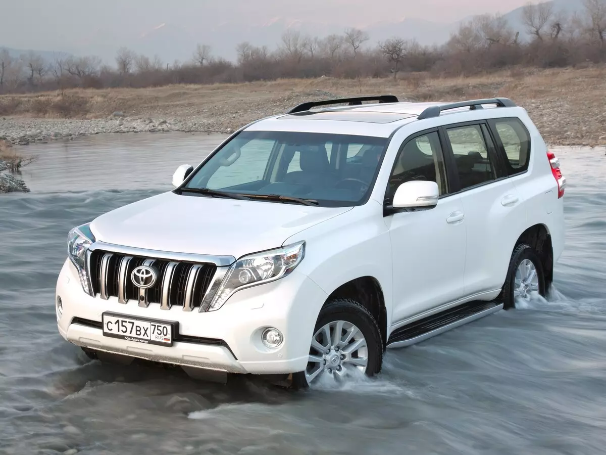 Toyota kalibet dina prado prado anu diropéa di pantai