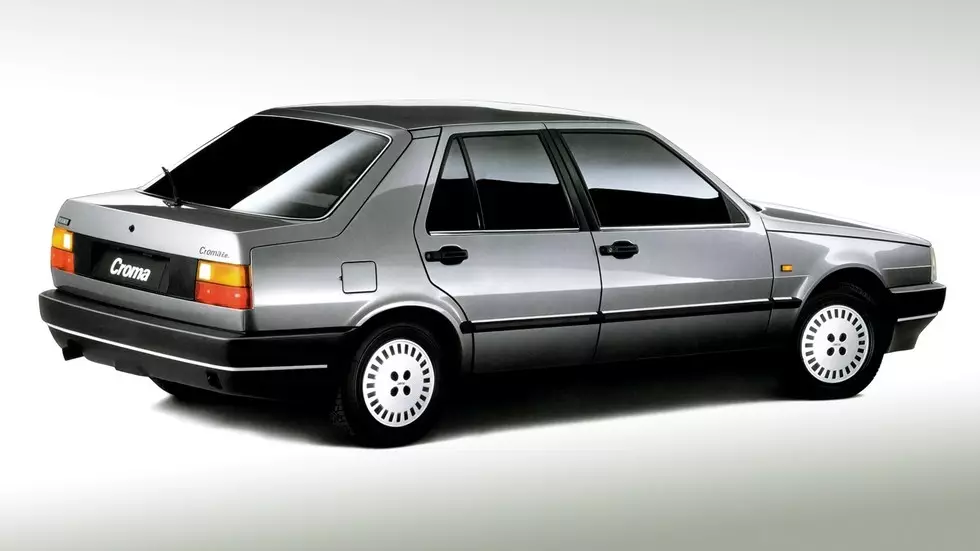 아름답게 태어나지 마십시오. Alfa Romeo 164가 만들어졌습니다. 왜 그녀가 운이 좋지 않은 이유 29811_13