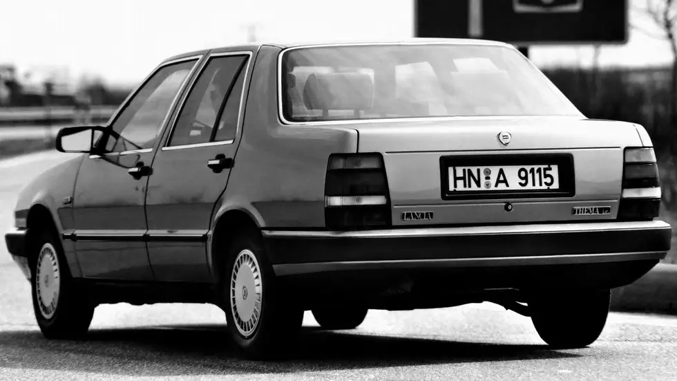 Nezarodňujte se krásně: jak byl vytvořen Alfa Romeo 164, a proč neměla štěstí 29811_27