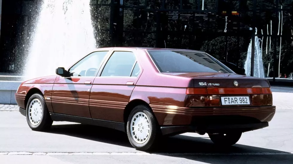 아름답게 태어나지 마십시오. Alfa Romeo 164가 만들어졌습니다. 왜 그녀가 운이 좋지 않은 이유 29811_59