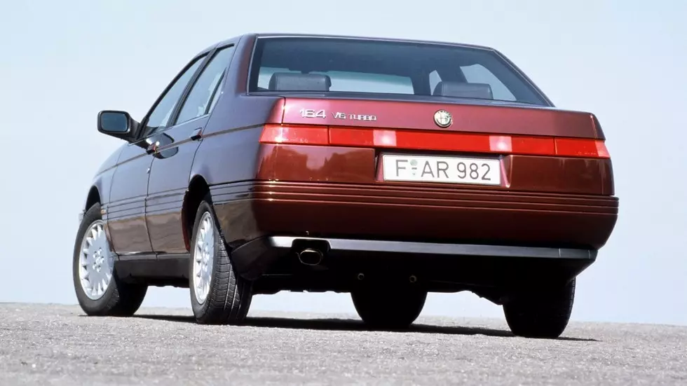 Nezarodňujte se krásně: jak byl vytvořen Alfa Romeo 164, a proč neměla štěstí 29811_60