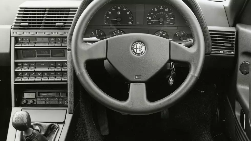 Nezarodňujte se krásně: jak byl vytvořen Alfa Romeo 164, a proč neměla štěstí 29811_75