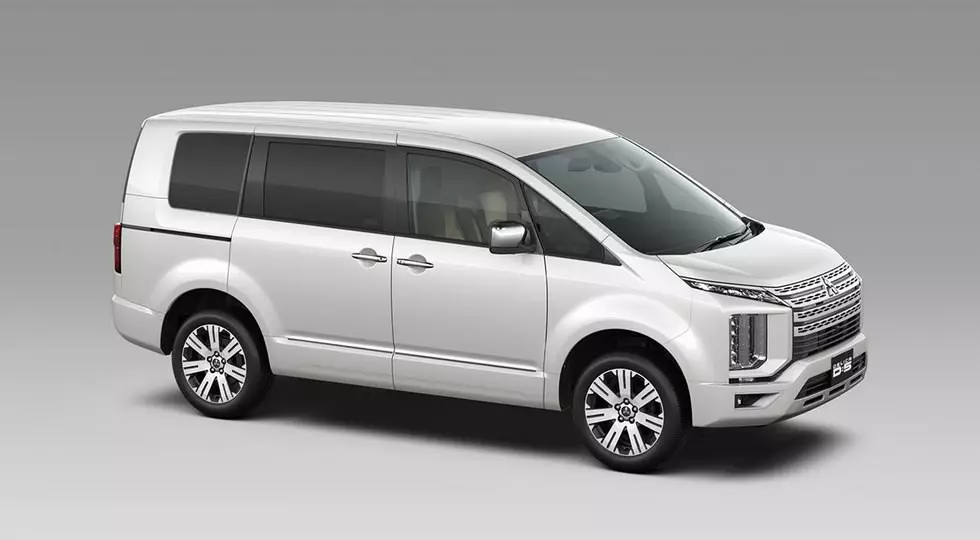 Aktualizováno Mitsubishi Delica: Design ve stylu Xpander, Ostatní Diesel a 8Akp 29834_2