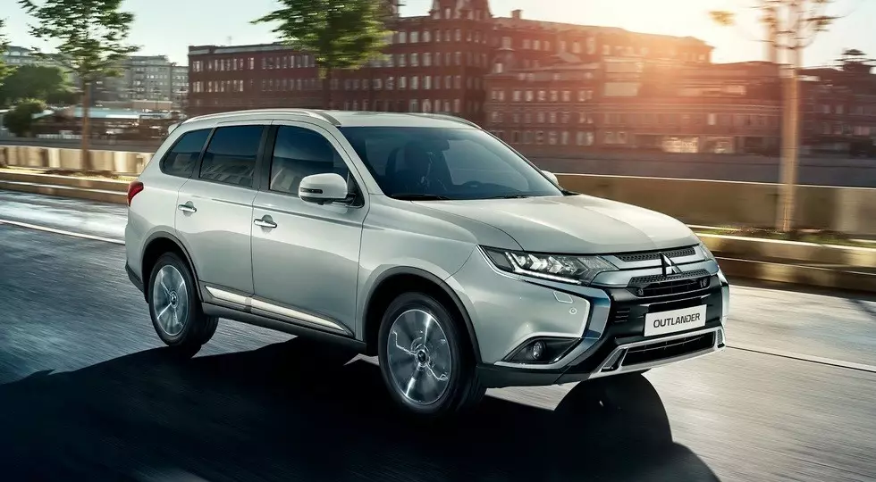 Mizajou Mitsubishi Outlander siyifikativman leve, li pèdi plizyè vèsyon 29839_6