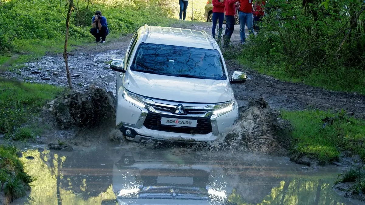 Salam, dizel: test sürücüsü Mitsubishi pijero idman 2.4 etdi 29843_40