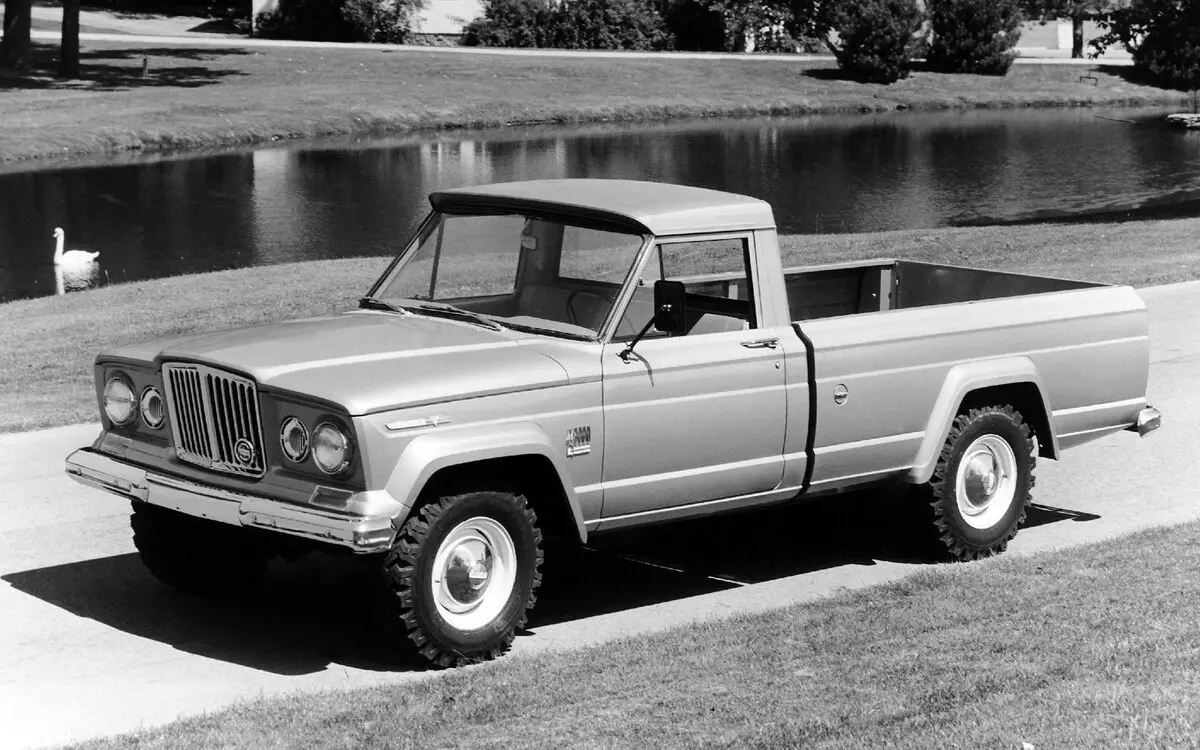 El primer Gladiador Jeep Gladiador de primera generación fue diseñado a principios de los años 60 del siglo pasado sobre la base del Wagoneer SUV.