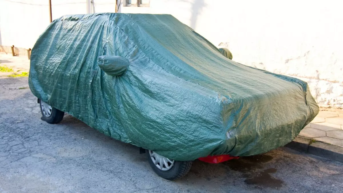 Un'auto parcheggiata con copertura protettiva