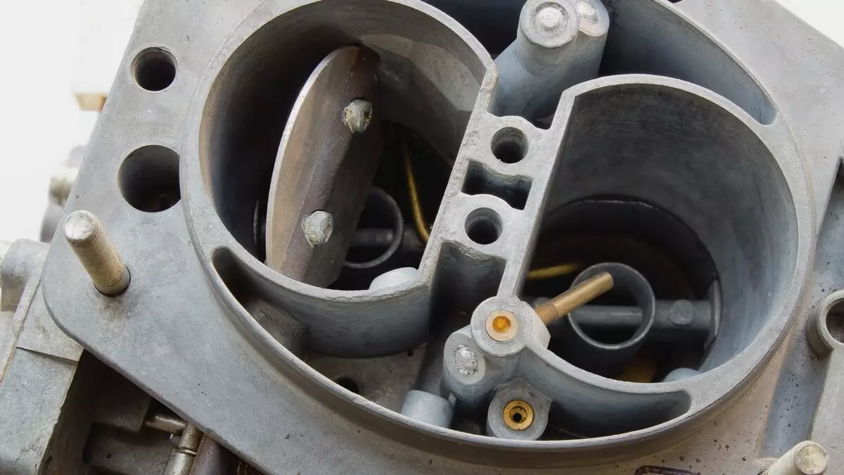 Carburetor on თეთრი ფონზე