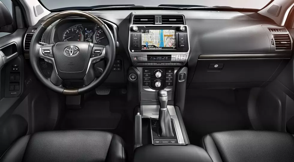 Toyota_landcruiser_interior_01.