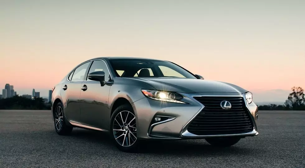 ფოტოში: Lexus es 350