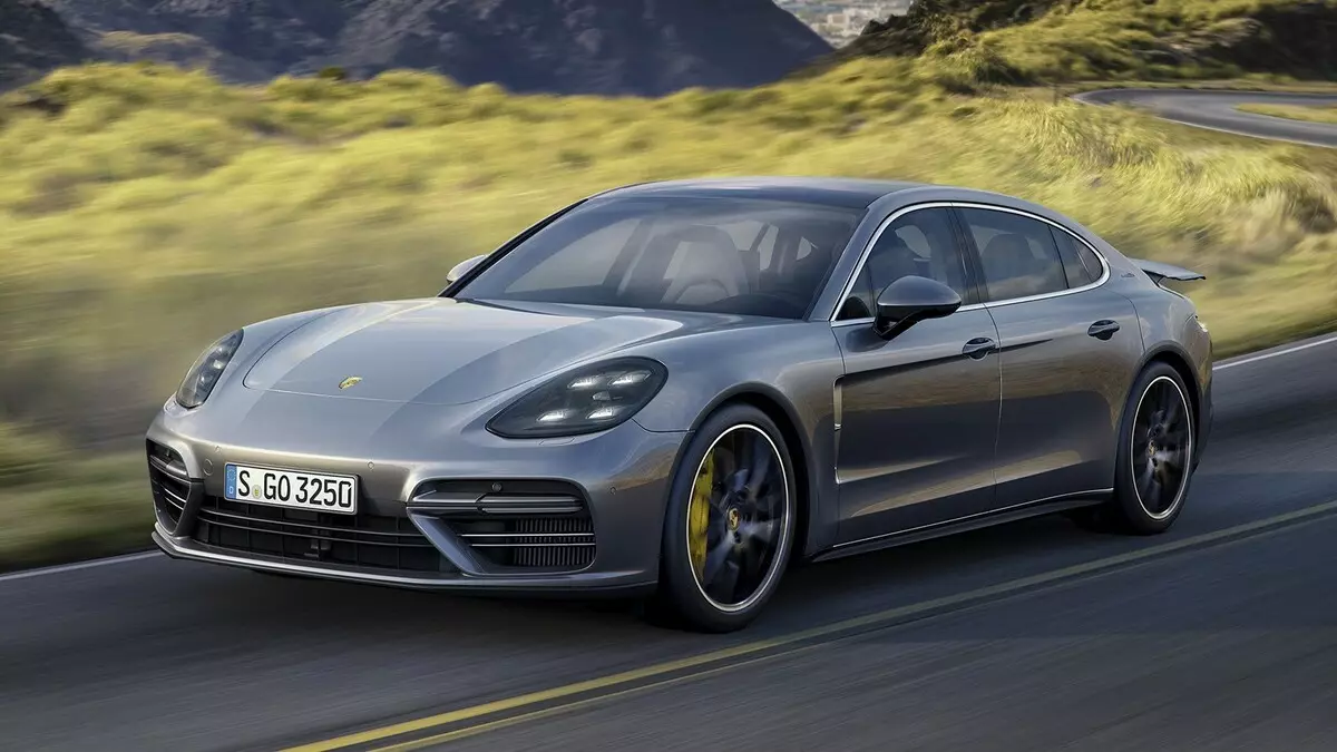 Porsche adayambitsa mitundu yatsopano ya Panamera ndipo adatcha mitengo ku Russia 30320_2