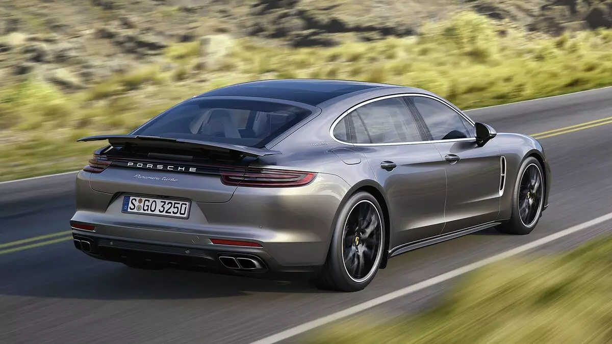 Porsche introducerede nye versioner af Panamera og kaldte priserne for Rusland 30320_3