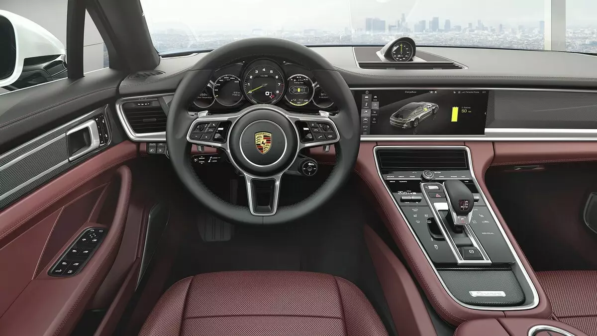 Porsche introduced new versions of Panamera and called prices for Russia 30320_4