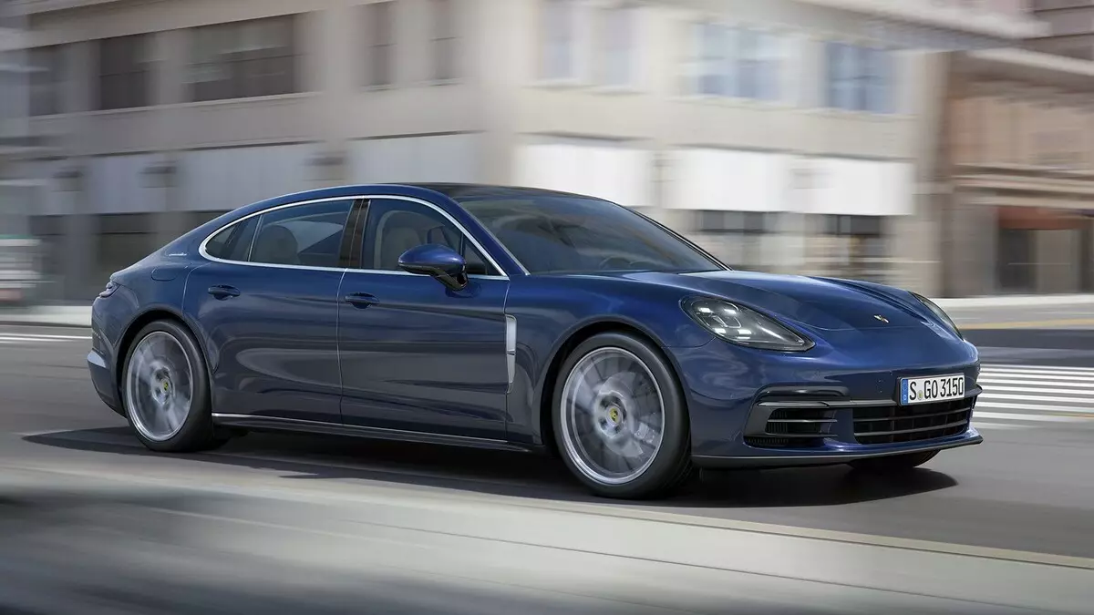 Porsche führte neue Versionen von Panamera ein und rief Preise für Russland 30320_7