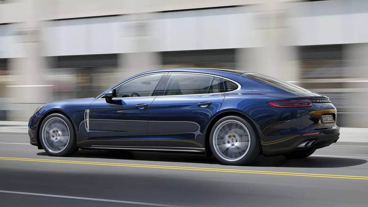 Porsche introducerede nye versioner af Panamera og kaldte priserne for Rusland 30320_8